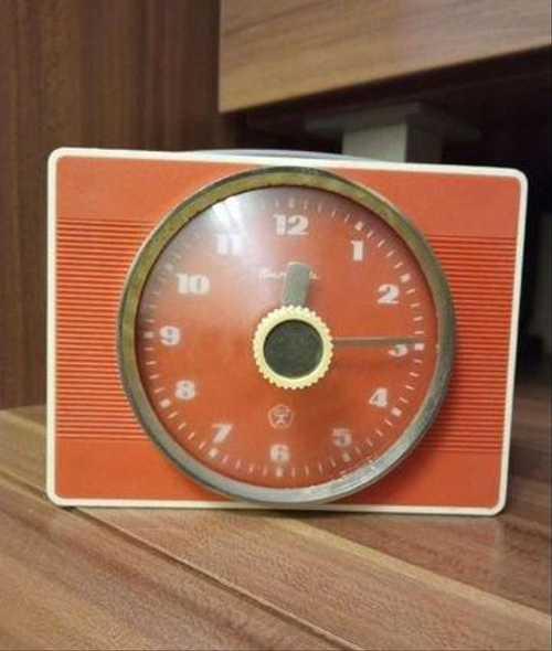 Красные кухонные часы янтарь. СССР