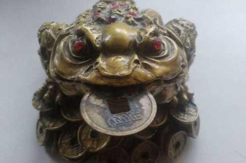 Денежная жаба с монеткой для богатства