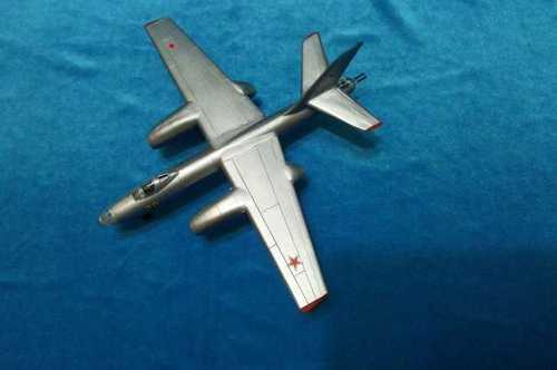 Модель самолета Ил-28 фирмы Пластикарт