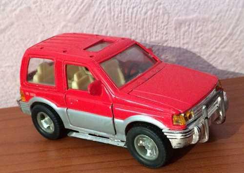 Модель автомобиля Mitsubishi Pajero V6 1990 годов