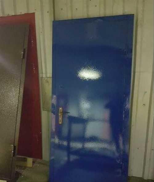 Стальная дверь с синим порошковым покрытием