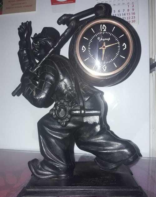 Часы каминные часы "Клоун с часами"