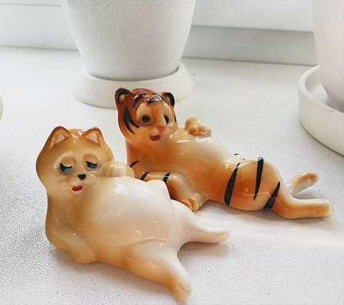 Фарфоровая статуэтка ленивый кот и тигрёнок