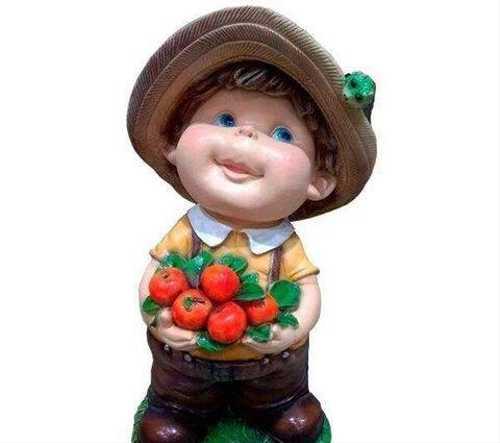 Садовая фигура мальчик с яблоками