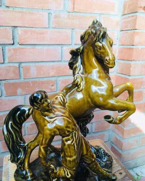 Статуэтка майолика обливная Юноша и конь