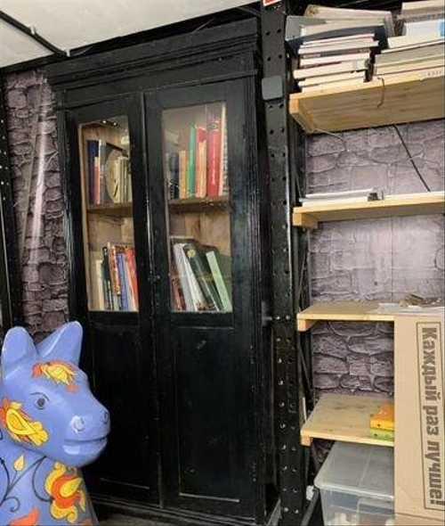 Антикварный книжный шкаф