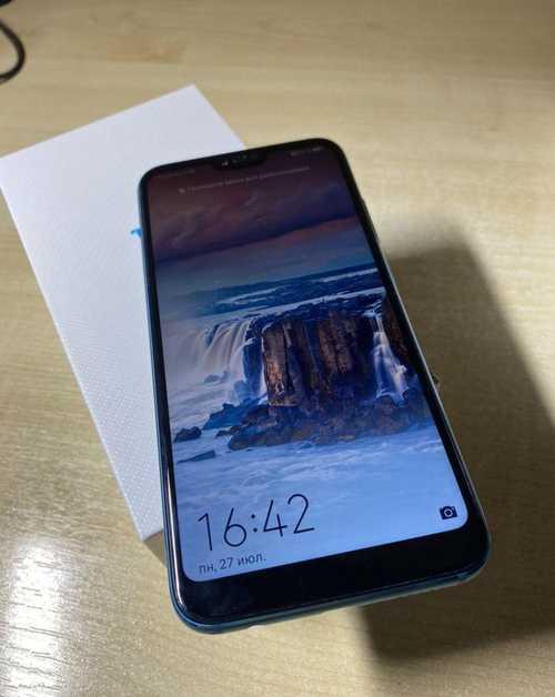 Телефон Huawei Honor 10 и наушники FlyPods Honor