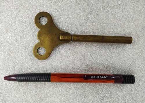Большой старинный ключ для часов 4 мм латунь
