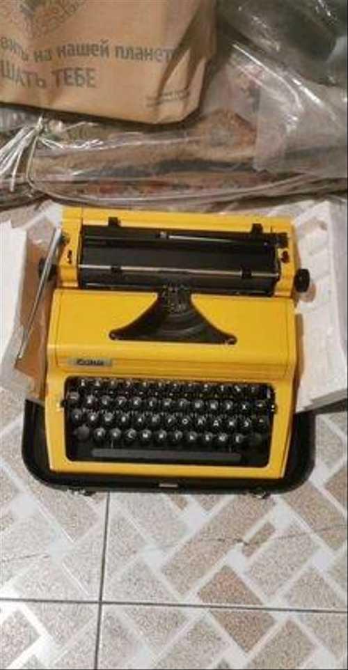 Новая Пишущая (печатная) машинка Erika. Модель 100
