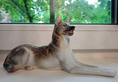 Фарфоровая фигурка собаки