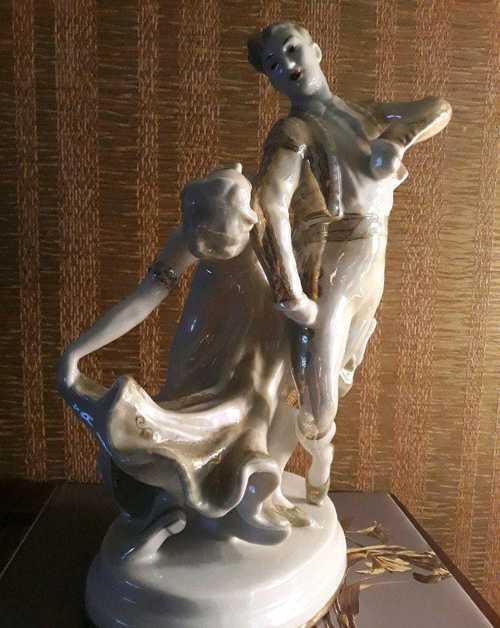 Фарфоровая статуэтка