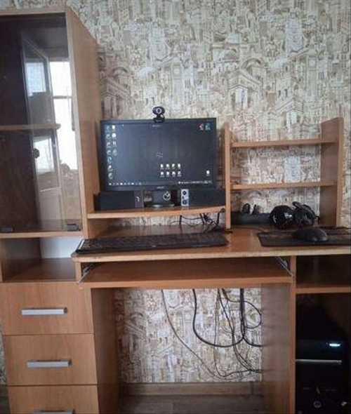 Компьютер и компьютерный стол
