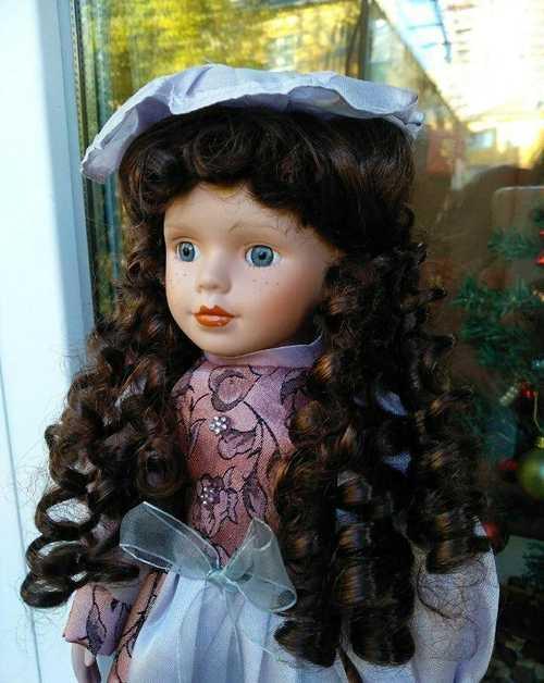 Кукла фарфоровая девушка с локонами