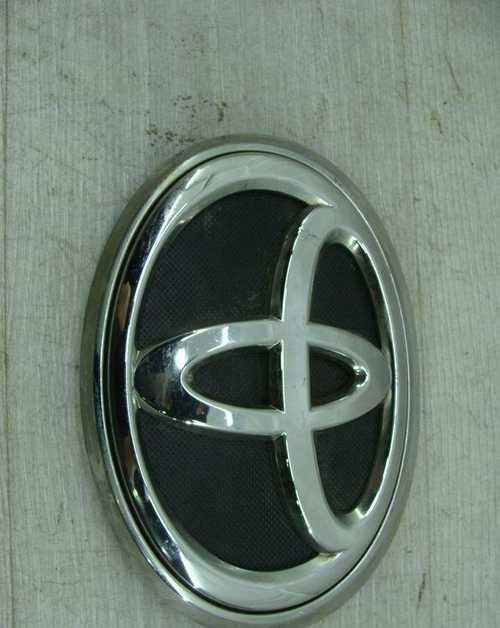 Эмблема марки передняя Toyota Fortuner