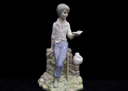 Композиция Мальчик с книгой.LLadro.Испания фарфор