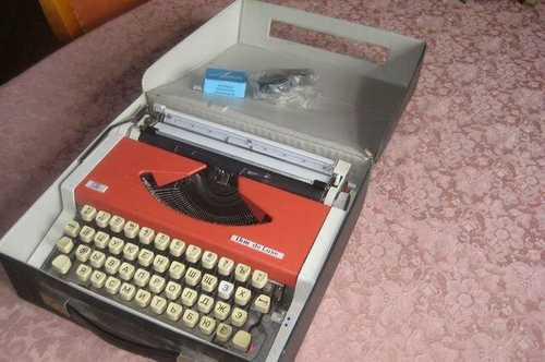 Печатная пишущая машинка портативная. Югославия