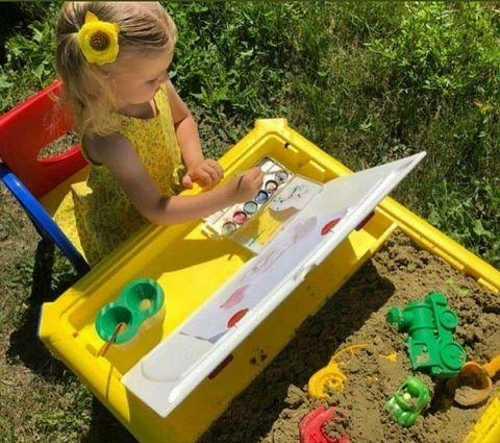 Стол песок вода и стульчики. Мольберты в комплекте