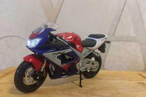 Модель мотоцикла bburago honda fire blade 1:18