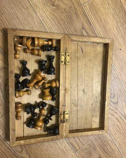 Старинные шахматы в деревянной коробке