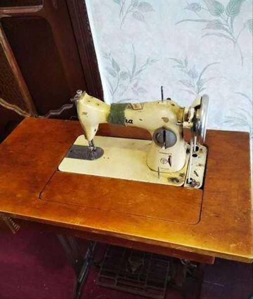 Швейная машина Чайка