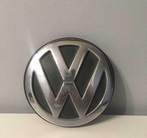 Значок volkswagen на черном фоне