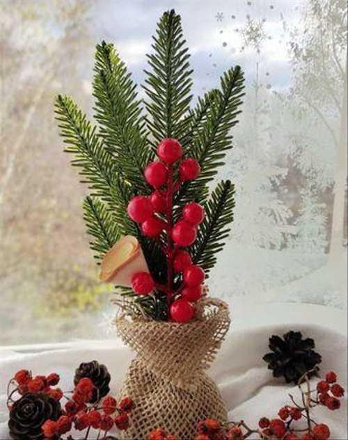 Еловая икебана ветка с ягодами новогодняя