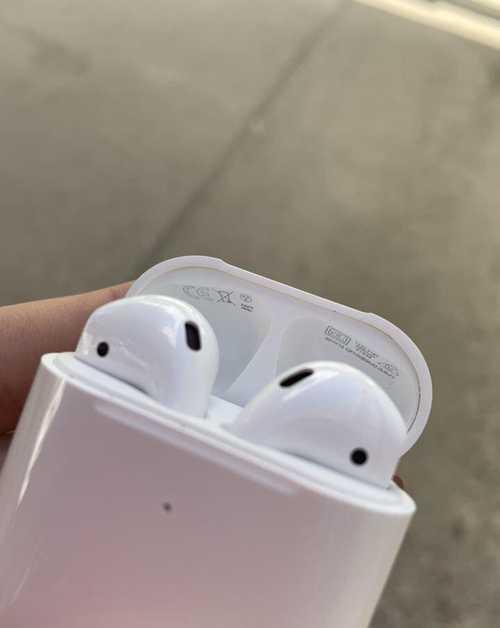 Airpods 2 with wireless charging case