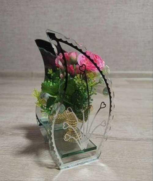 Декор ваза с корзиной и цветами
