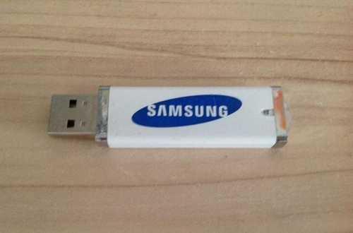 Самсунг флешка память. Флешка Samsung 2 GB. Флешка самсунг 32г. Флешка самсунг на 4 ГБ. Самсунг флешка с проводником.