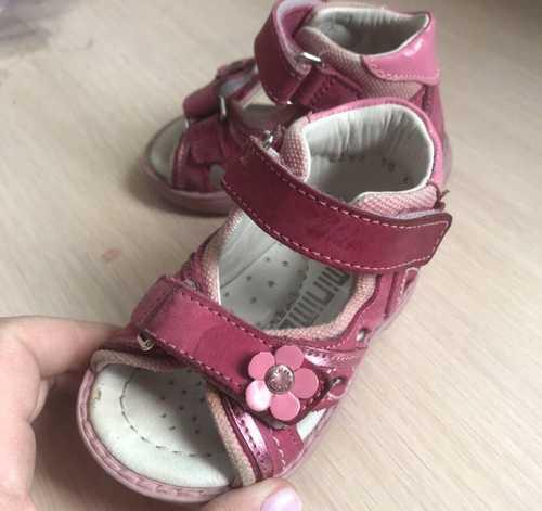 Босоножки на первый шаг