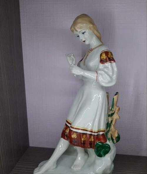Фарфоровая статуэтка девушка с ромашкой зхк полонн