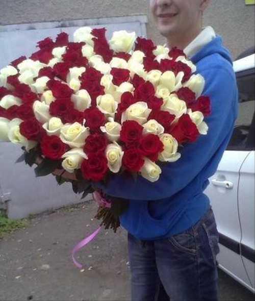 Цветы 99 роз. Мужчина с большим букетом цветов. Цветы и подарок реальное. Букет цветов в машине реальные. Парень с букетом красных роз.