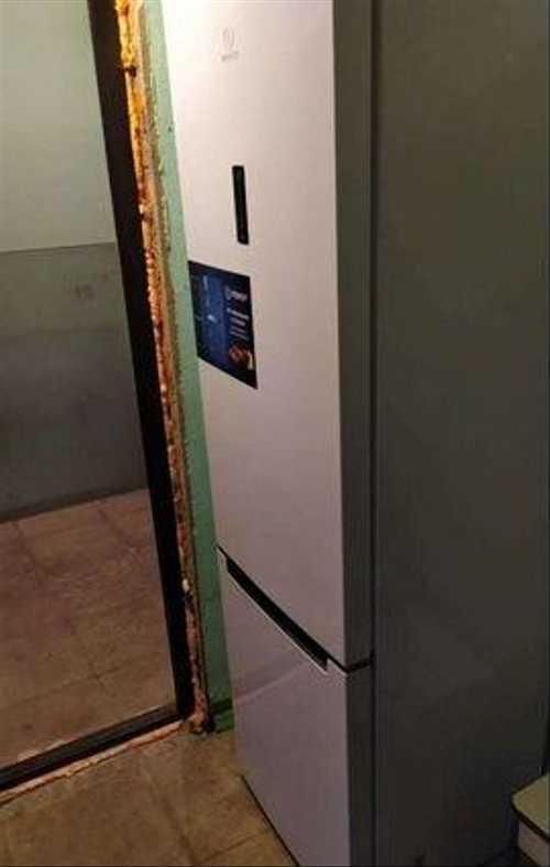 Холодильник indesit DF5200w