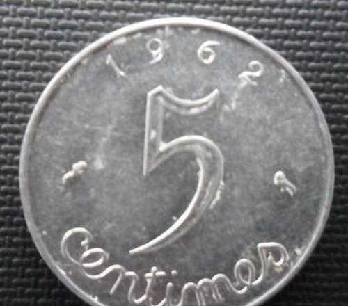 5 рублей алюминий. Франция 5 сантим 1962 год на лом фоне.