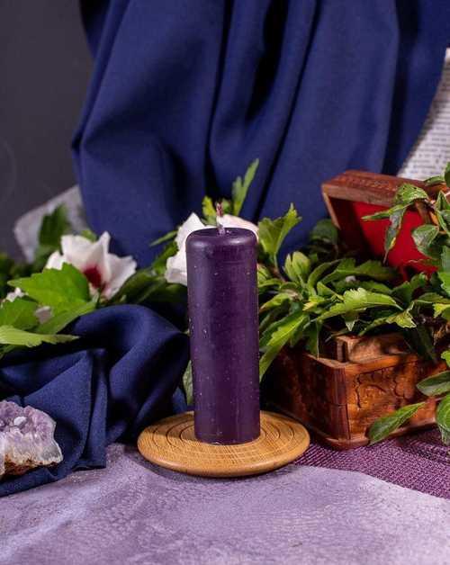 Фиолетовый столбик восковый свеча. свеча восковая