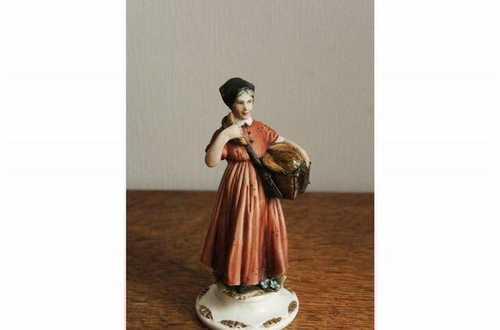 Девочка с арбузом Италия фарфоровая статуэтка