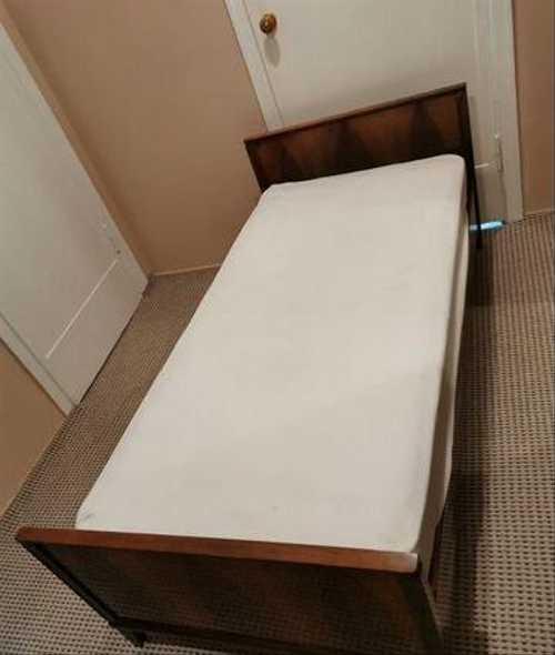 Кровать односпальная деревянная с матрасом