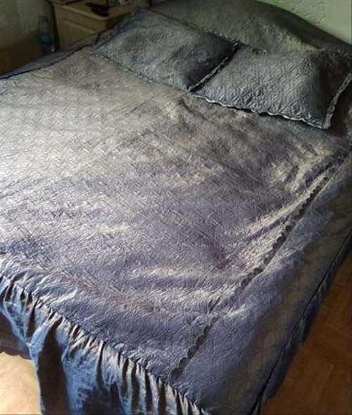 Покрывало на кровать с двумя подушками