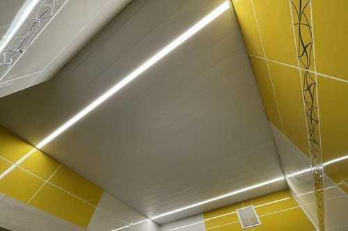 Реечный потолок со светодиодными линиями