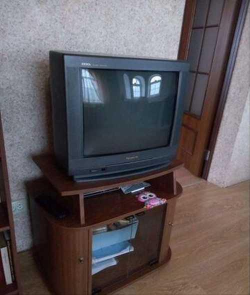 Телевизор и тумбочка