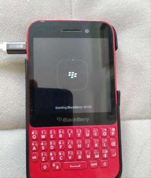 Blackberry Q5 в оригинальном кожаном чехле