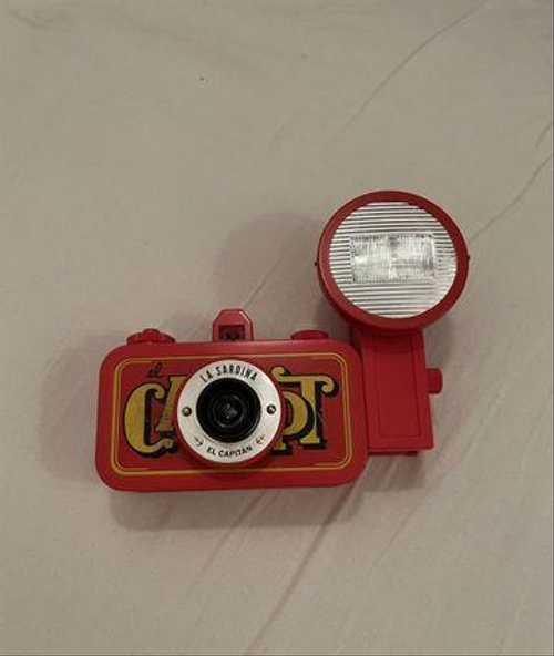 Пленочный фотоаппаратla sardina со вспышкой ломогр