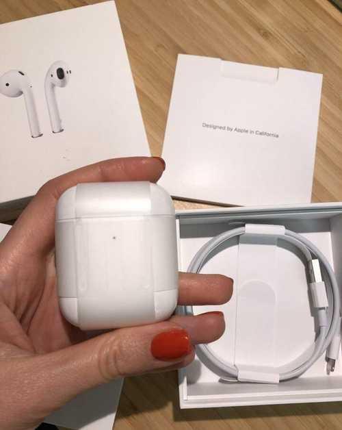 Airpods кейс зарядка. AIRPODS 2 без беспроводной зарядки. AIRPODS 2 наушники без кейса.