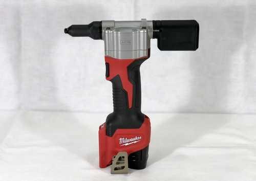 Аккумуляторный заклепочник Milwaukee M12