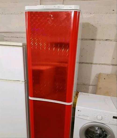 Гарантия индезит. Холодильник Индезит красный. Холодильник Индезит с красными резинками. Фото холодильника Индезит на Красном фоне.