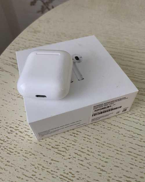 Футляр с беспроводной зарядкой Apple для AirPods