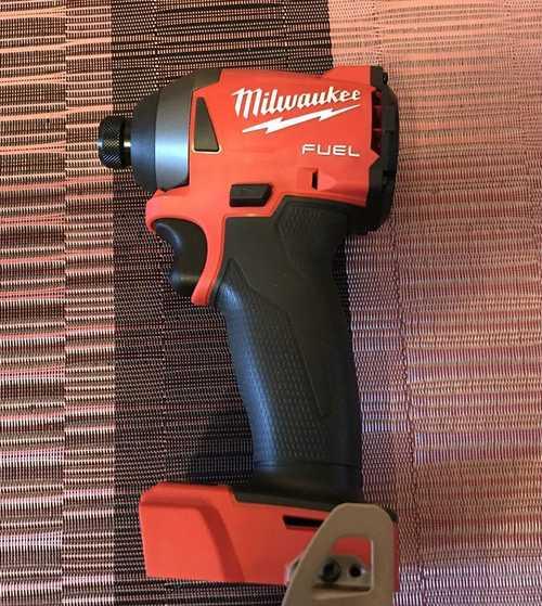 Ударный винтоверт Milwaukee 2853-20