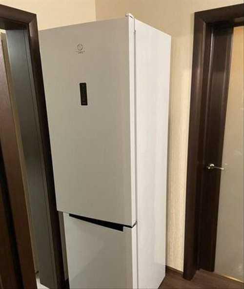 Холодильник indesit df5200w