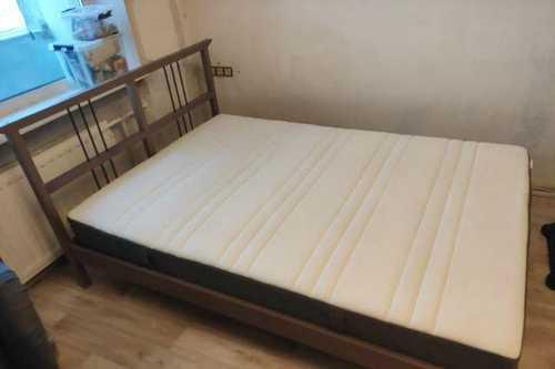 Кровать двухспальная с матрасом 140х200 как Новое