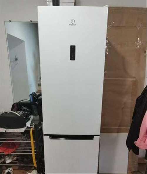 Холодильник Indesit df5200w